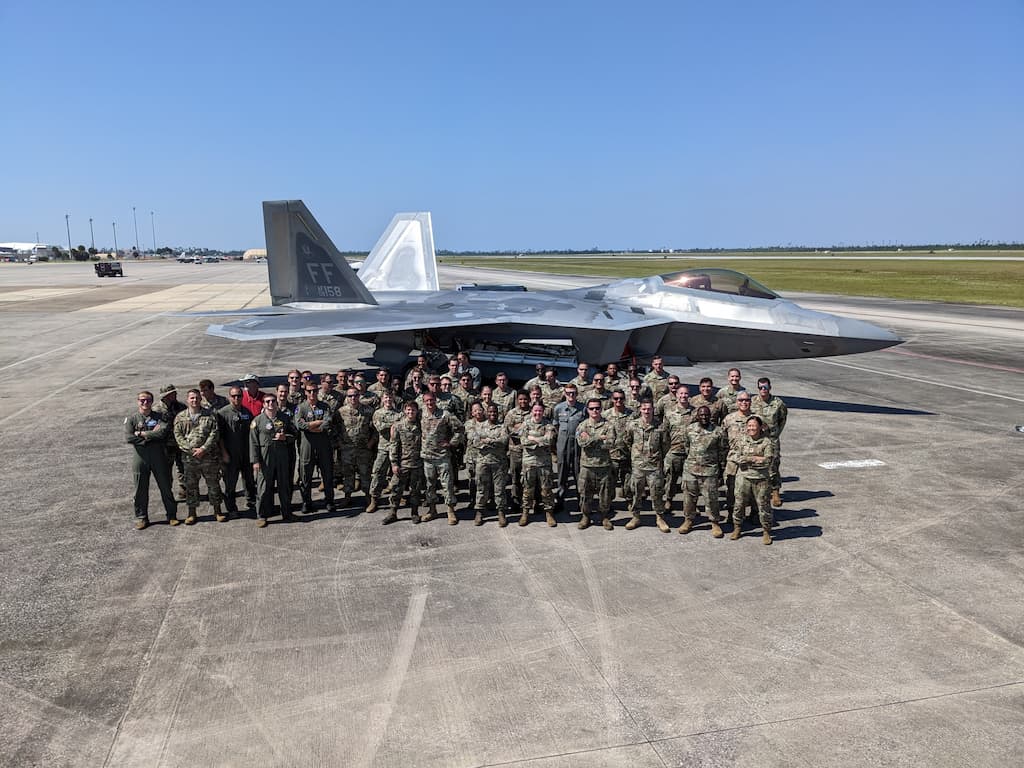 F-22が28発の空対空ミサイルを搭載、発射するという驚異の記録を打ち立てる | ミリレポ｜ミリタリー関係の総合メディア